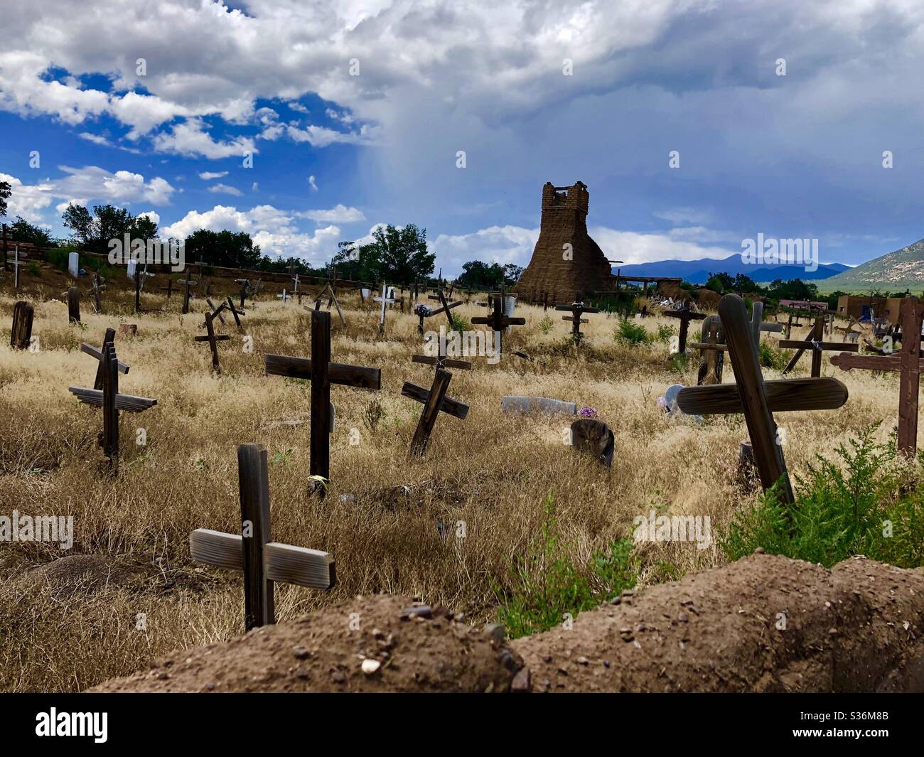 Eerie graves hi-res stock photography and images - Alamy