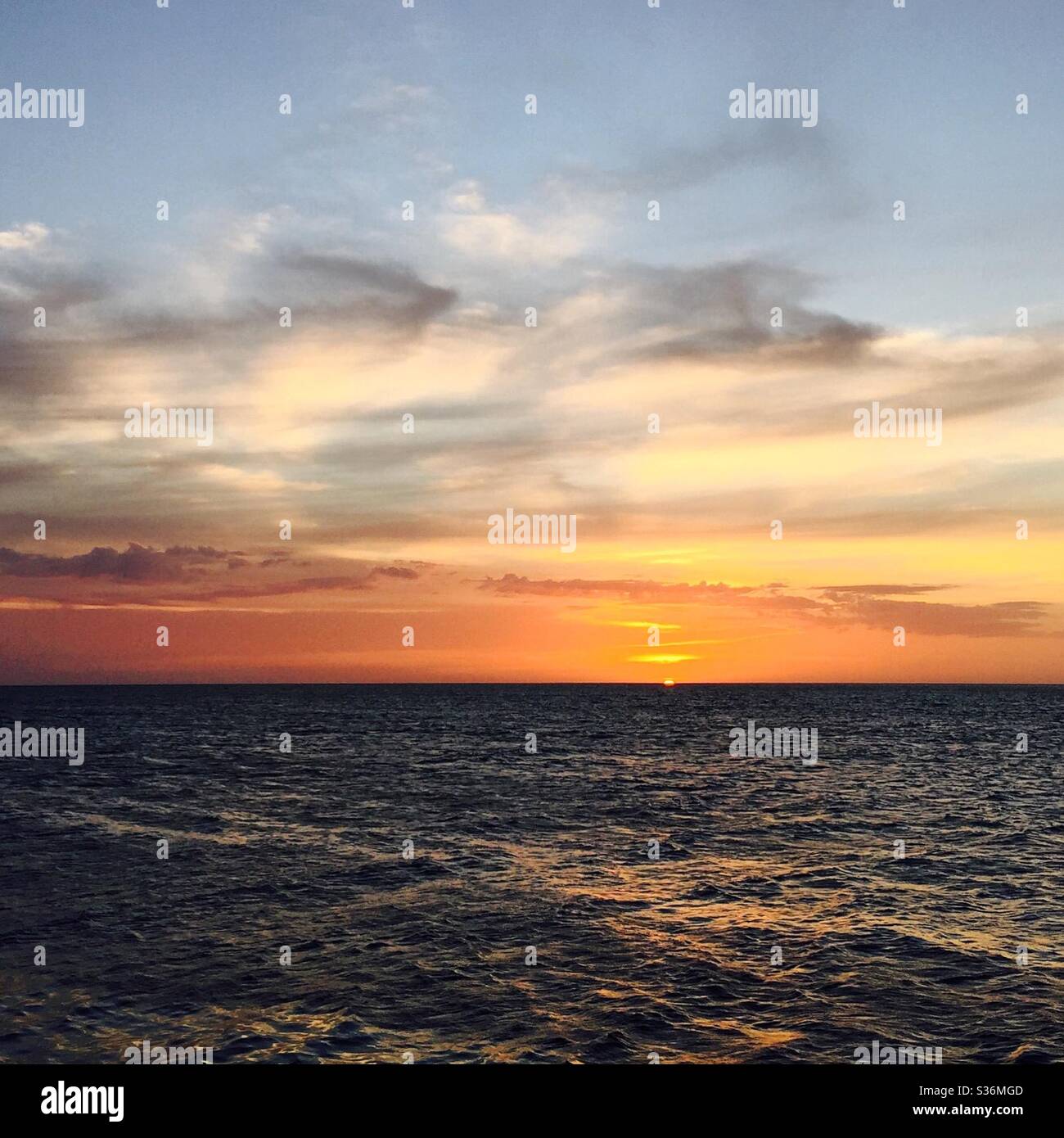 Deep ocean sunset hi-res stock photography and images - Alamy