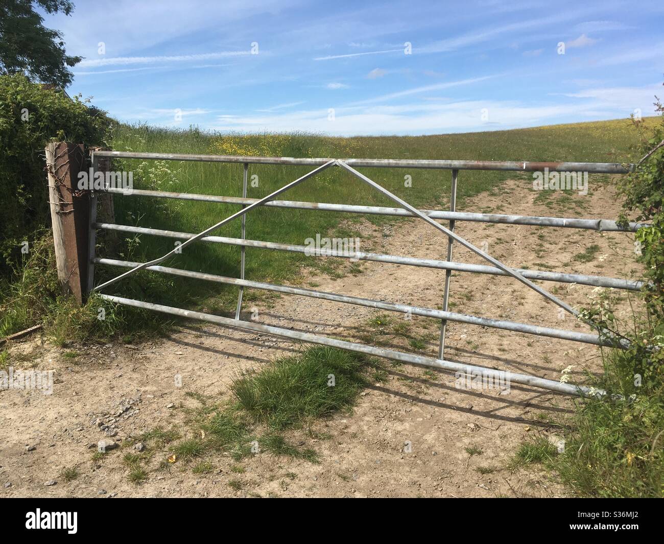 Metal gate in field hi-res stock photography and images - Alamy