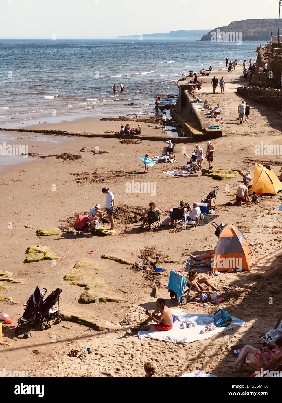 Scarborough yorkshire uk south beach hi-res stock photography and ...