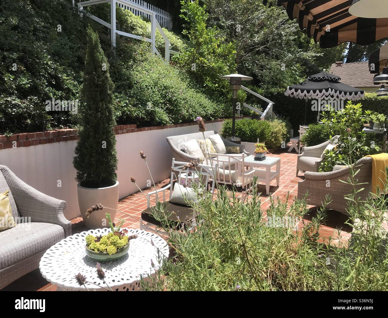 Summer outdoor entertaining hi-res stock photography and images - Alamy