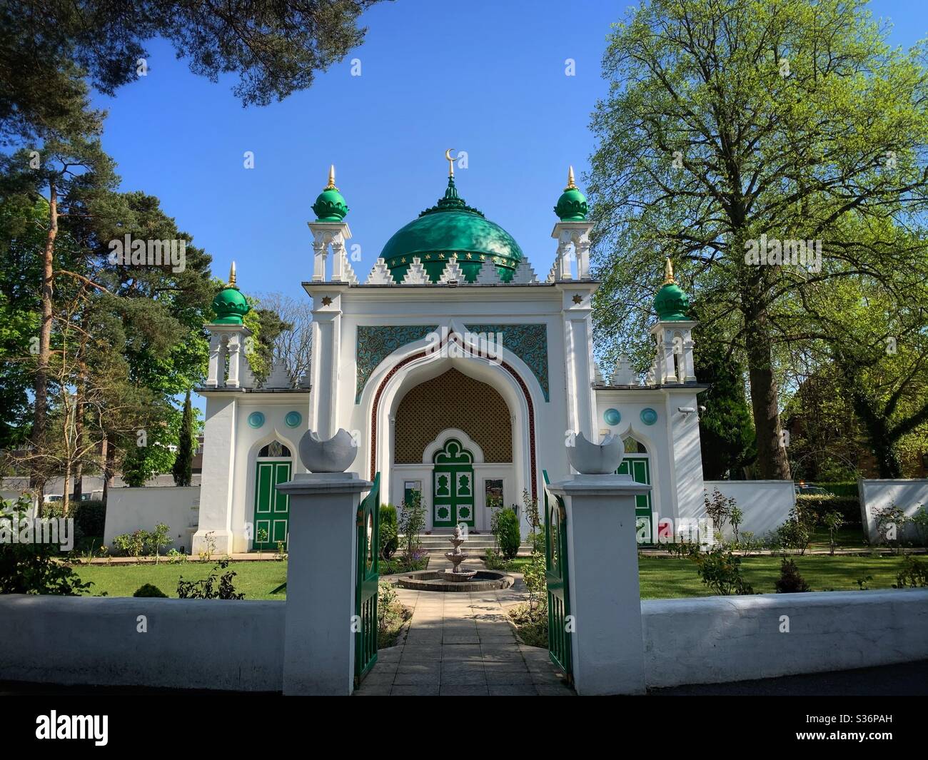 Woking mosque mosque hi-res stock photography and images - Alamy