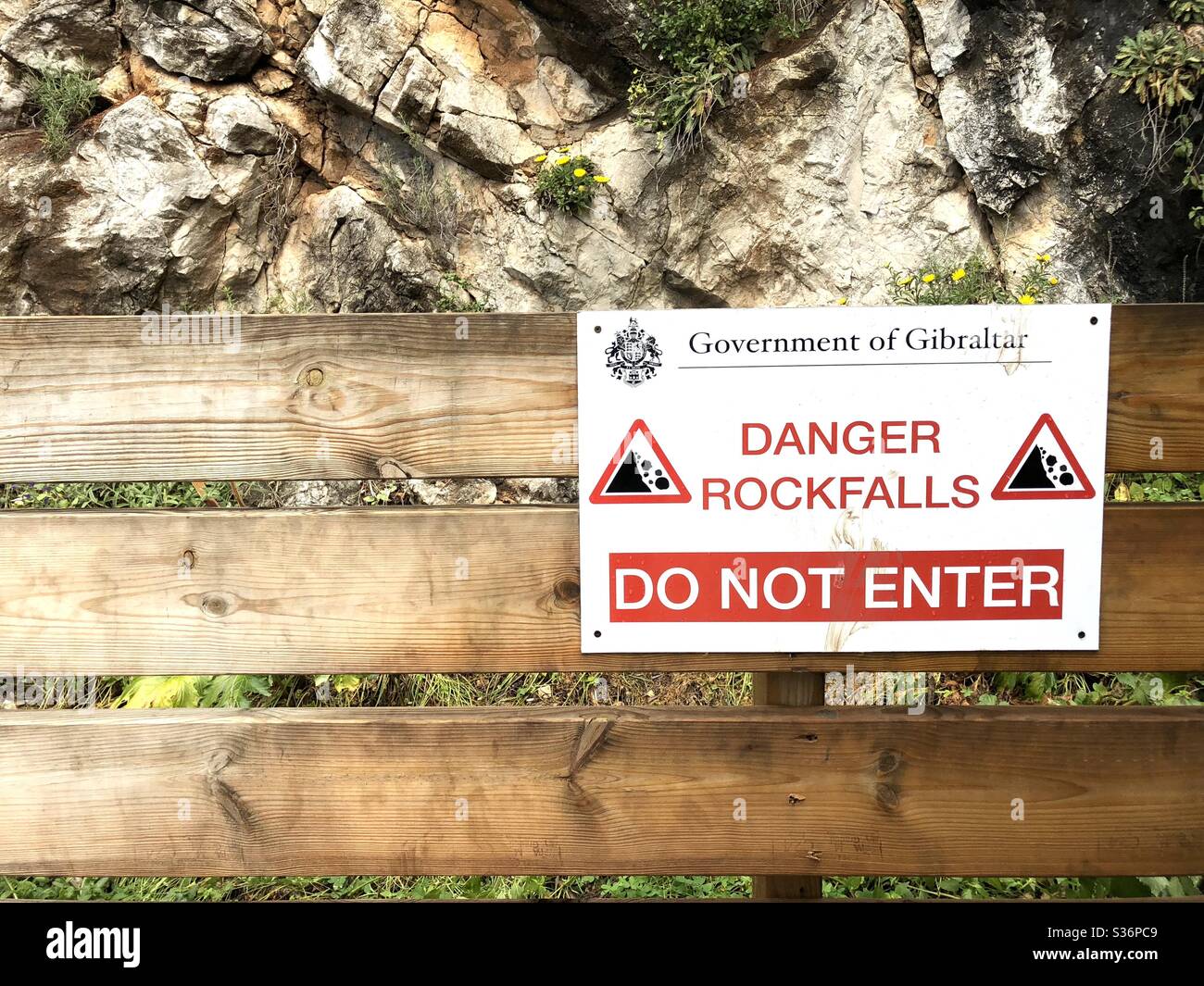 Danger of rockfalls sign Stock Photo - Alamy