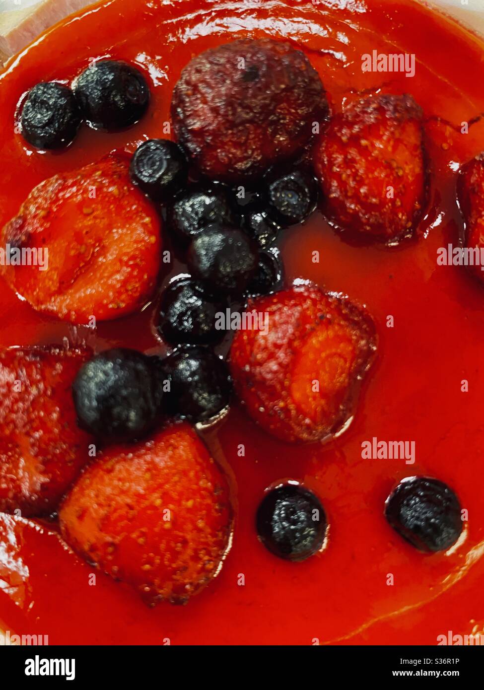 Red coloured fruits hi-res stock photography and images - Alamy