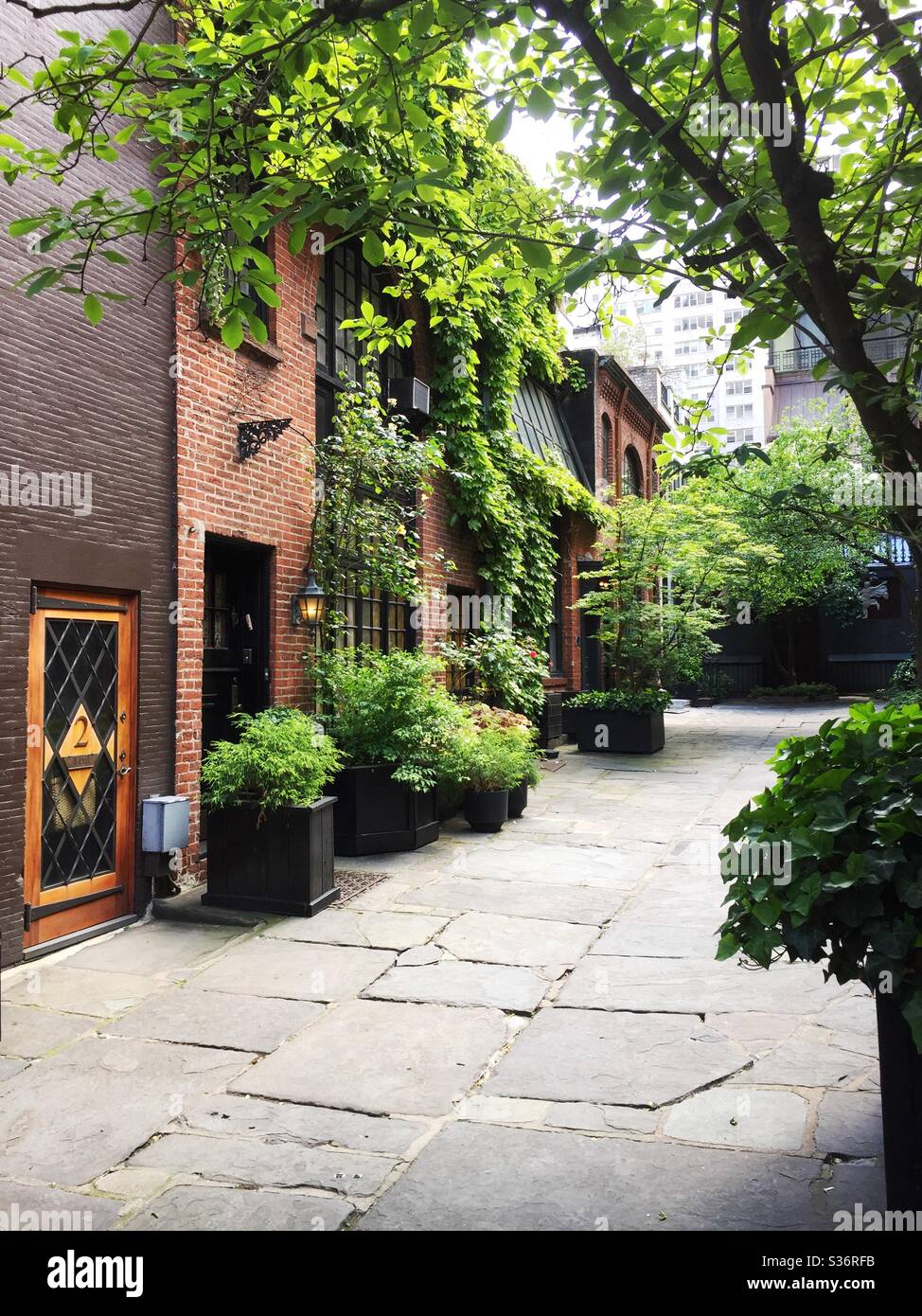 Sniffen court hi-res stock photography and images - Alamy