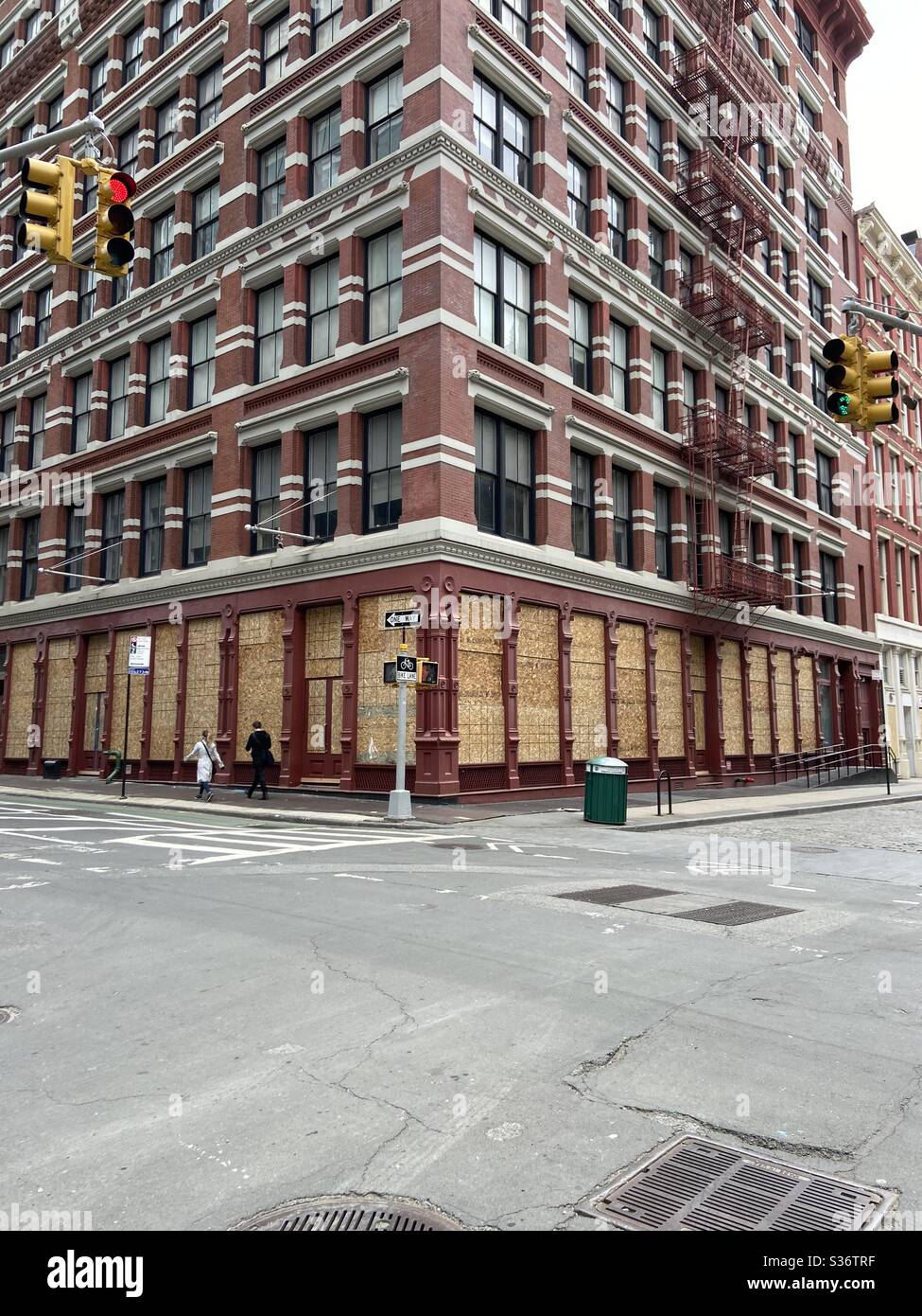 Manhattan street corner hi-res stock photography and images - Alamy