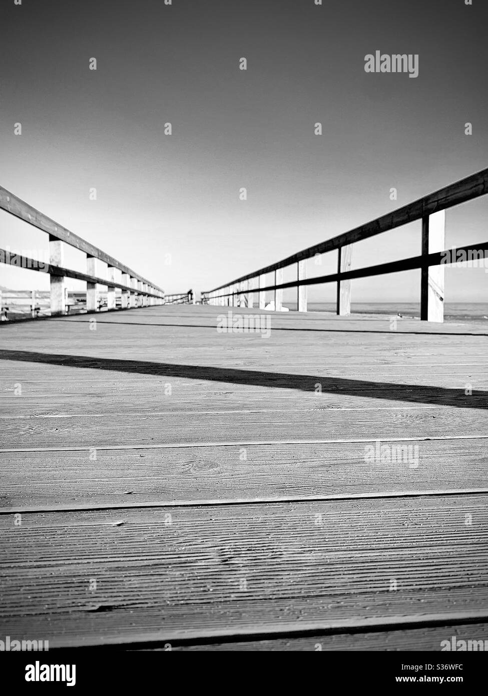 White walkway hi-res stock photography and images - Alamy