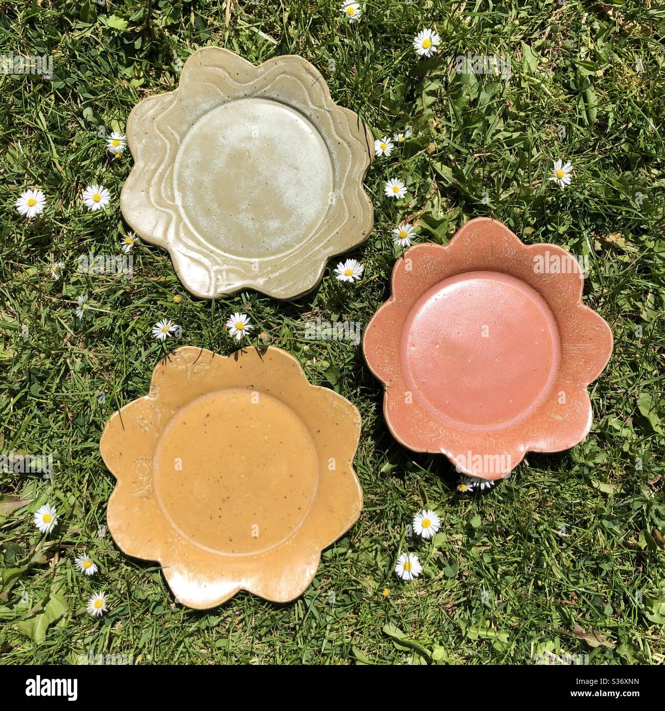 Pink plates hi-res stock photography and images - Alamy