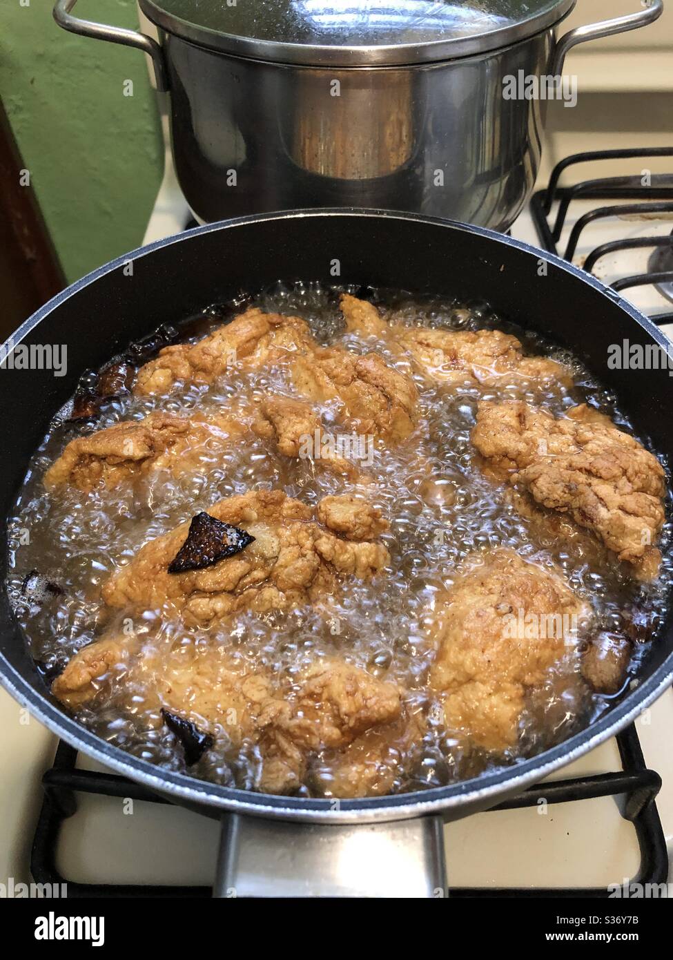 Cooking fried chicken Stock Photo - Alamy