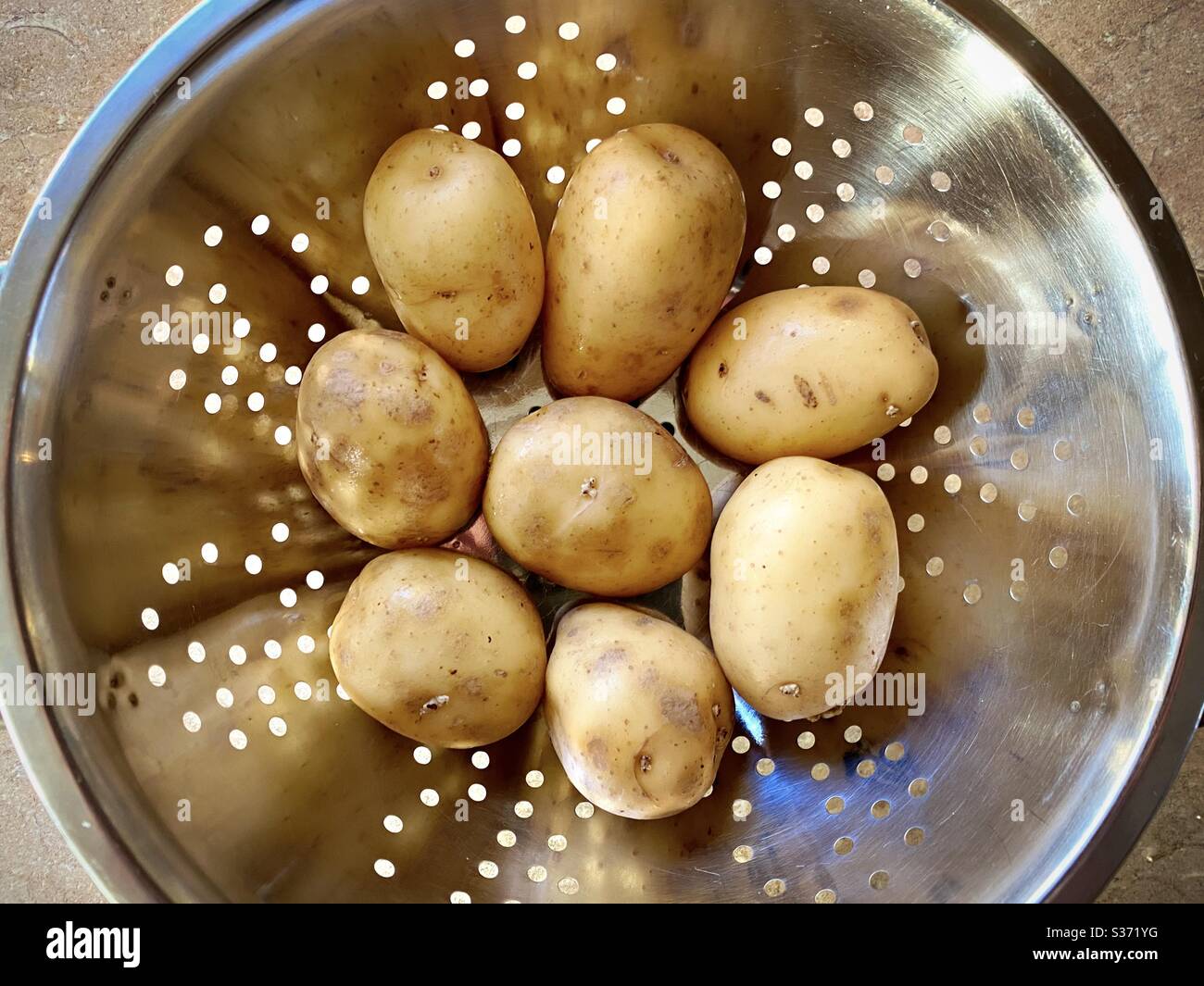 Washing potatoes hi-res stock photography and images - Alamy
