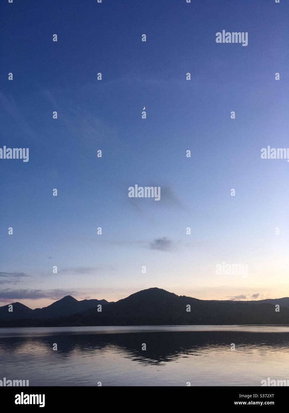 Moon rising over sea hi-res stock photography and images - Alamy