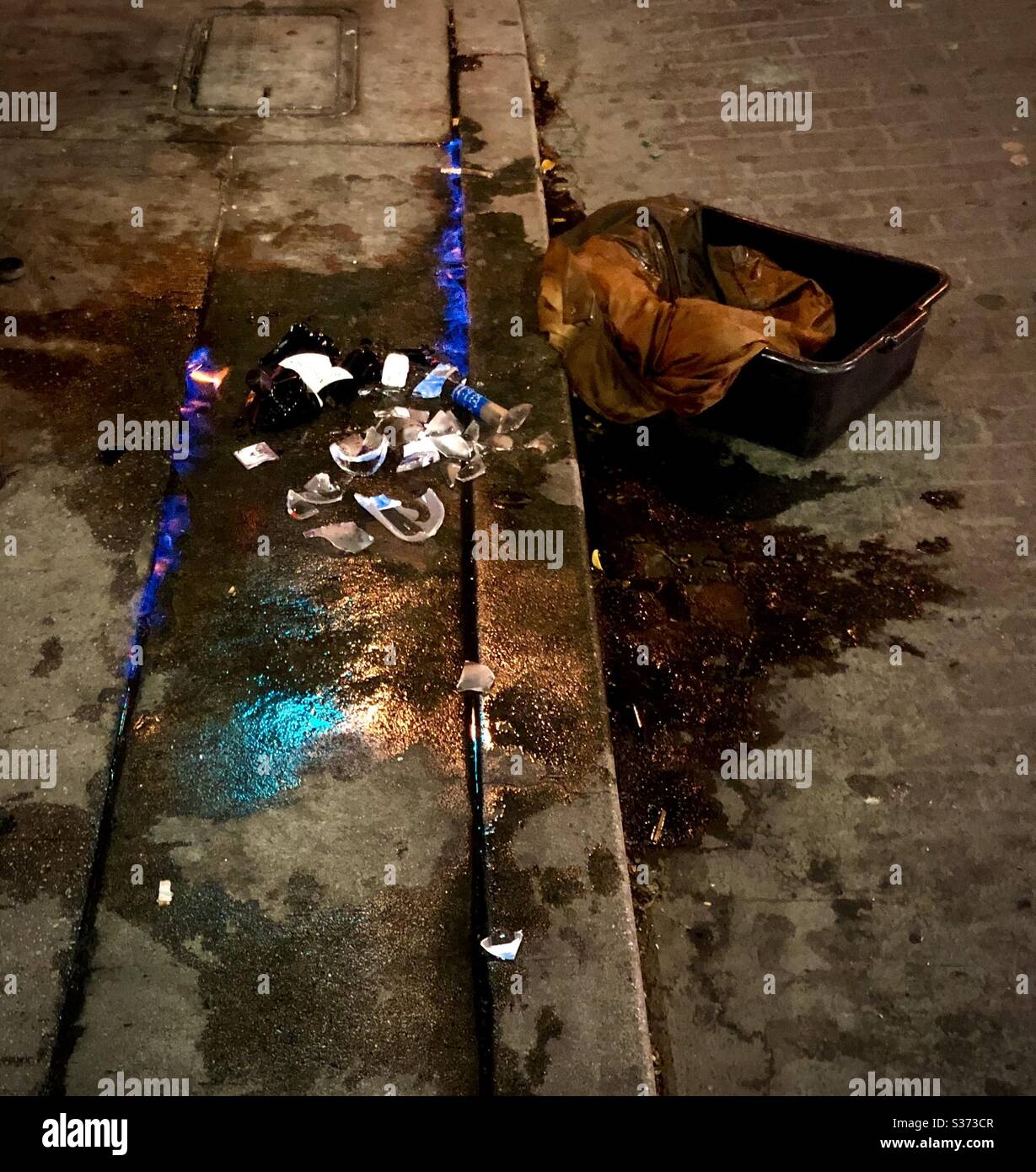 Broken bottles street hi-res stock photography and images - Alamy