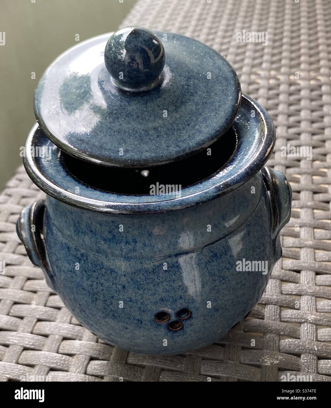 Storage of onions hi-res stock photography and images - Alamy