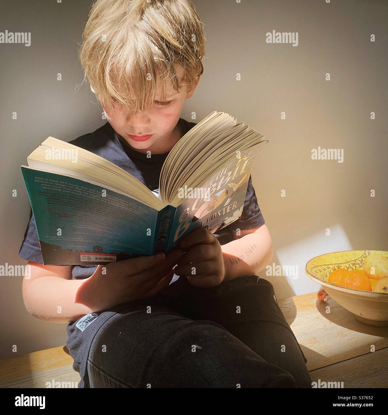 British kids reading hi-res stock photography and images - Alamy