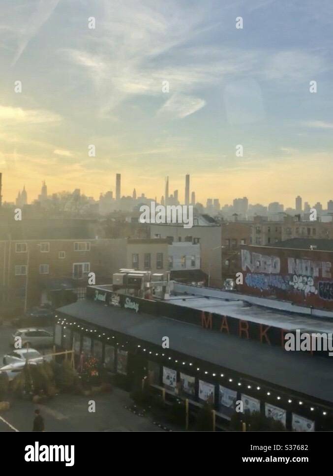 New york city subway train skyline hi-res stock photography and images ...