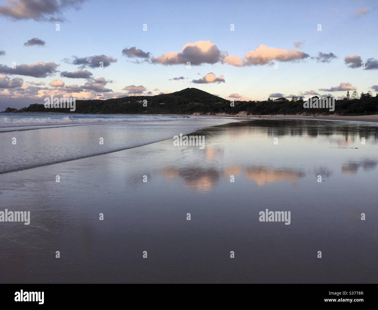 Sunset at main beach hi-res stock photography and images - Alamy