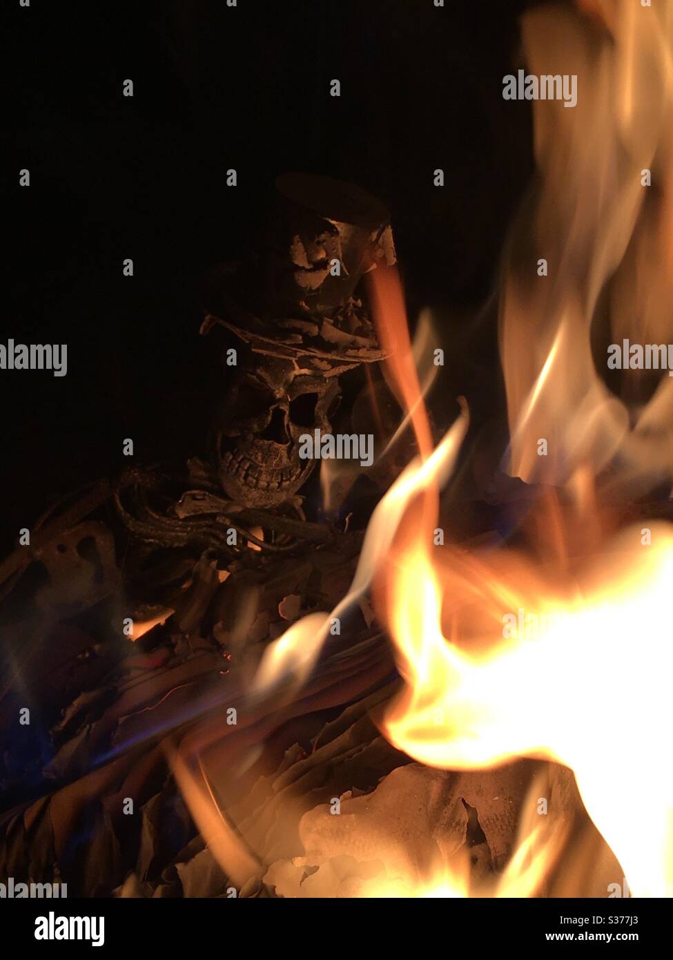 Skeleton fire hi-res stock photography and images - Alamy