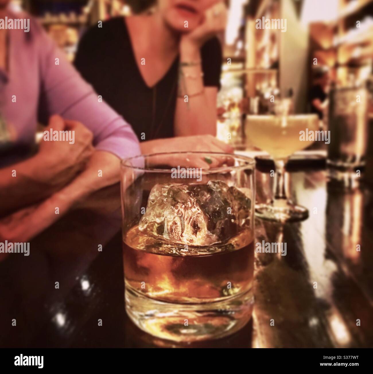 Whiskey on the rocks hi-res stock photography and images - Alamy