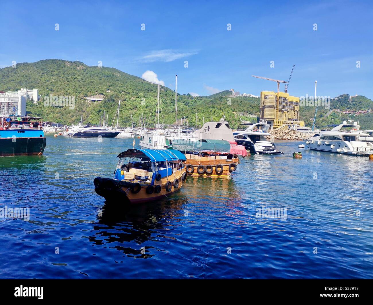 Sampan boats hi-res stock photography and images - Alamy