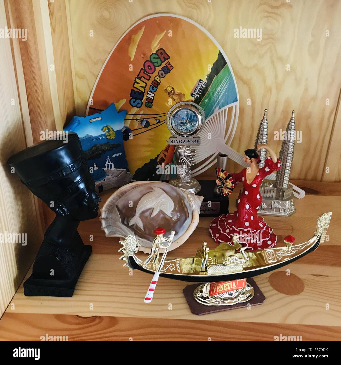 Gondola shelf hi-res stock photography and images - Alamy