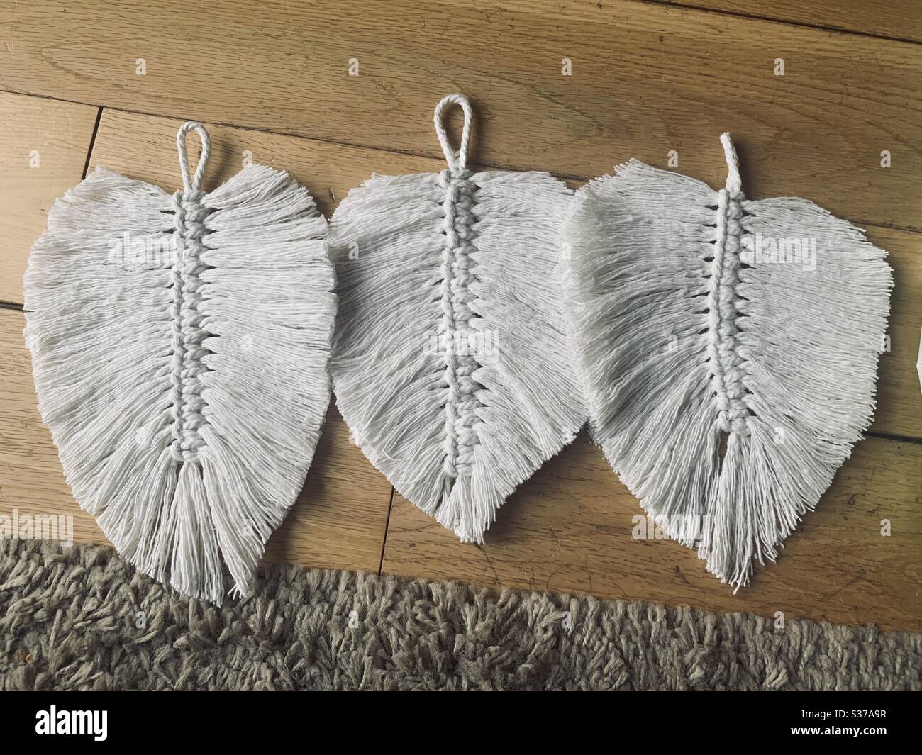 Macrame feather hi-res stock photography and images - Alamy