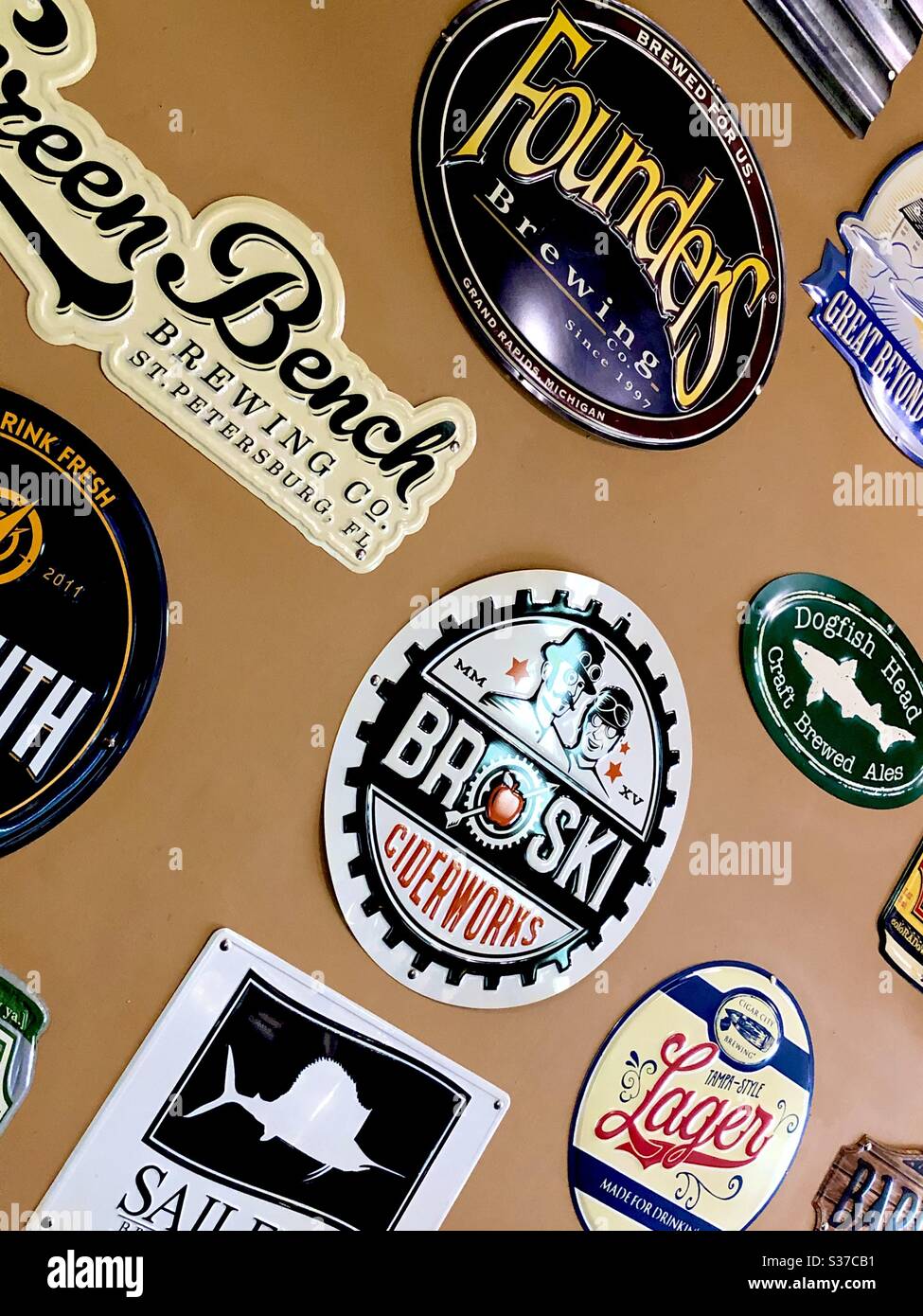 Beer signs hi-res stock photography and images - Alamy