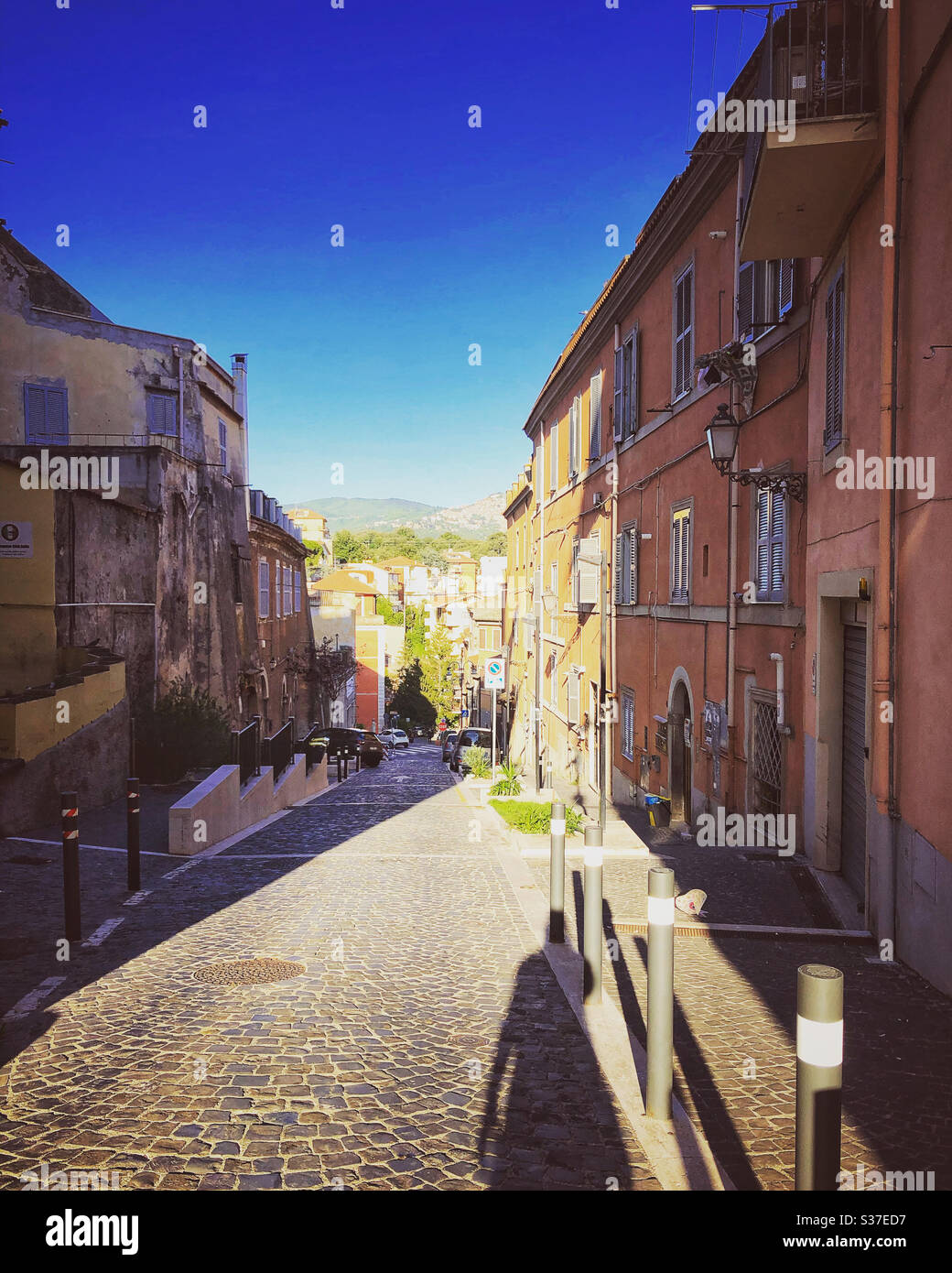 Empty italian street hi-res stock photography and images - Alamy