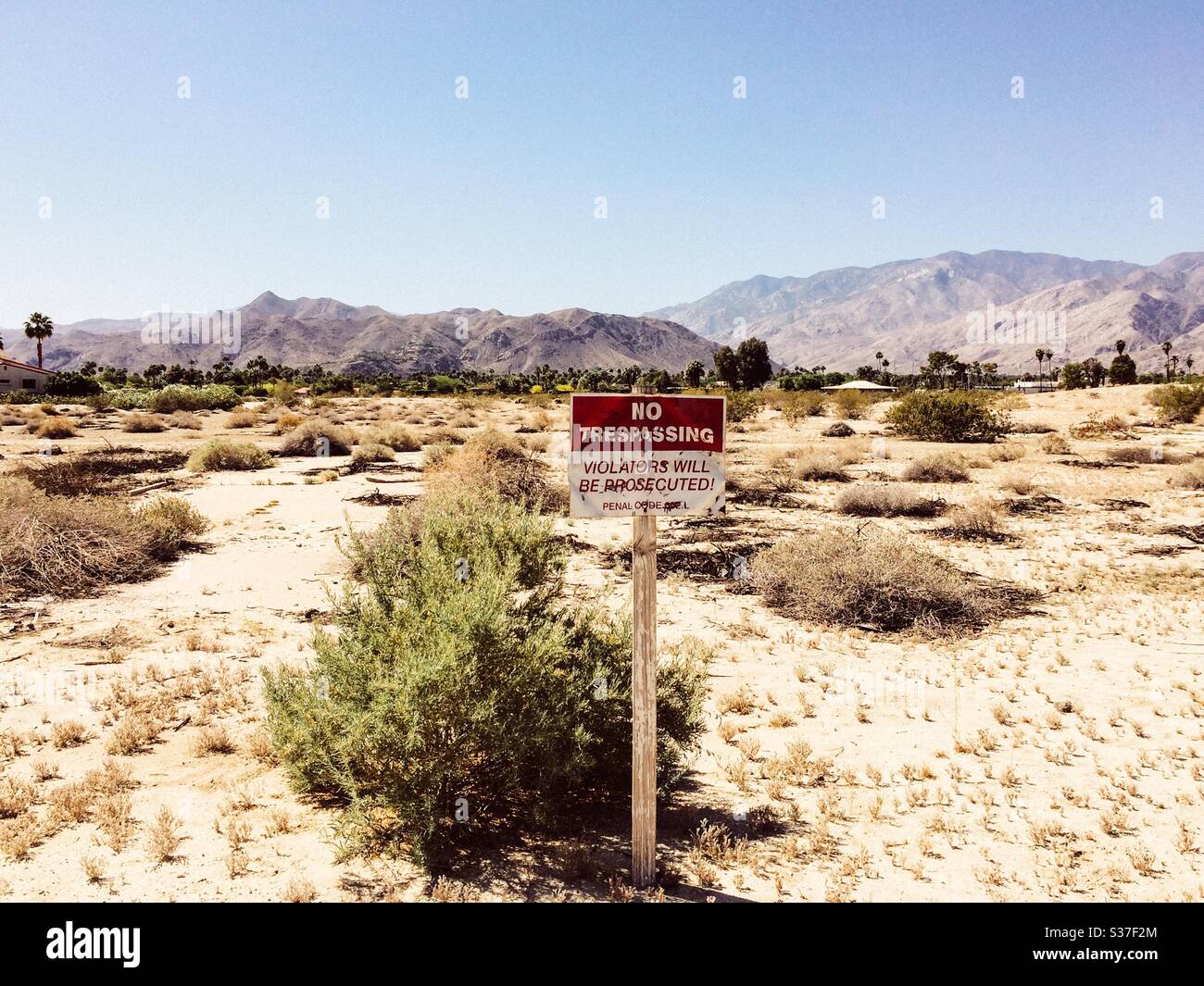 Deserted desert hi-res stock photography and images - Alamy
