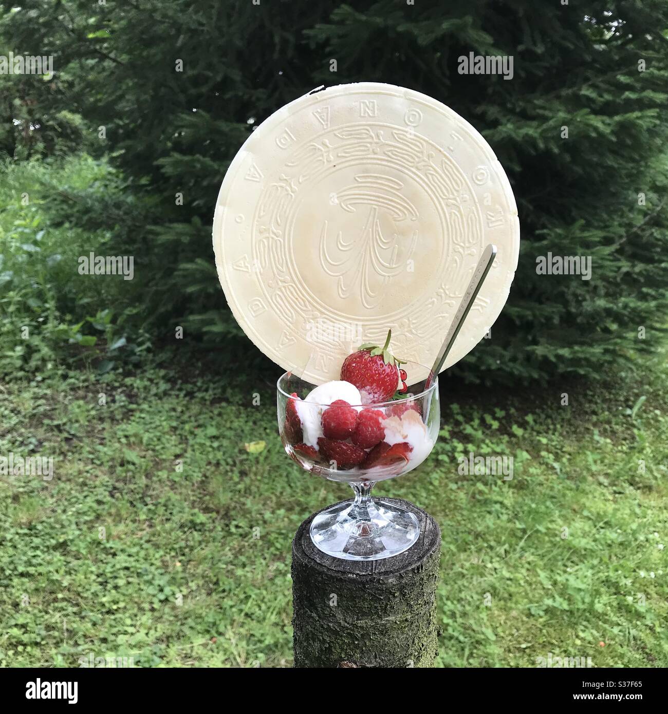 Big glass cup ice cream hi-res stock photography and images - Alamy