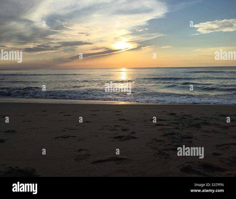 Waves beaching hi-res stock photography and images - Alamy