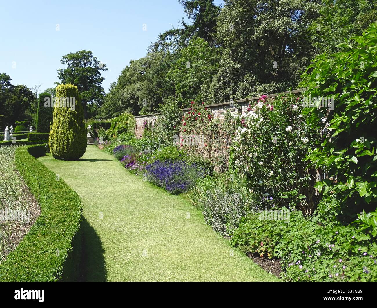 Formal english garden hi-res stock photography and images - Alamy