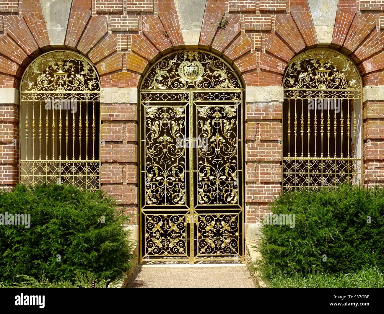 Golden gates and doors hi-res stock photography and images - Alamy