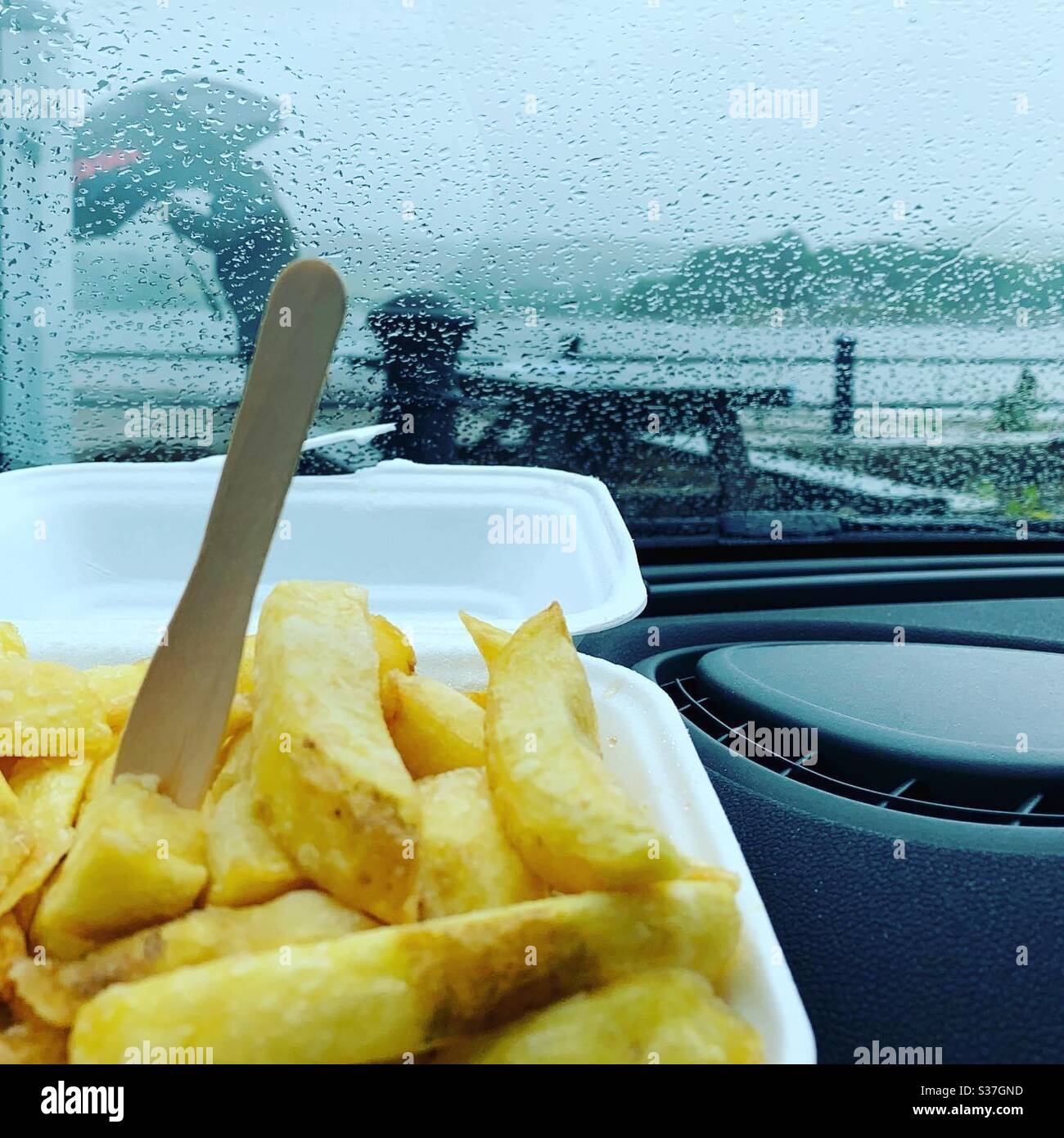 Umbrella car rainy hi-res stock photography and images - Alamy