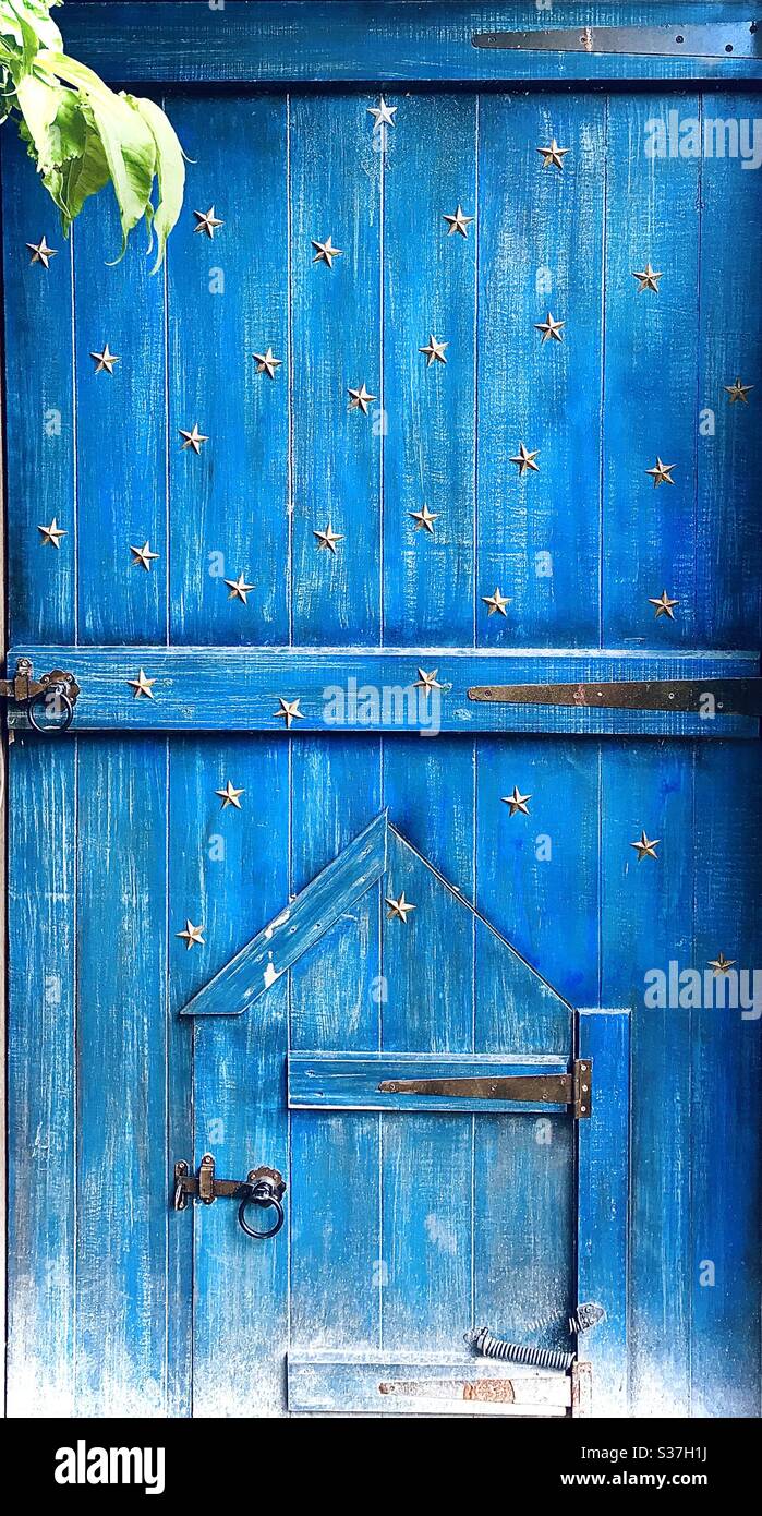 Secret garden door hi-res stock photography and images - Alamy