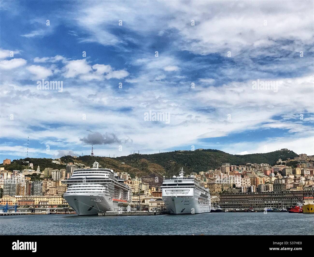 Big cruise ships hi-res stock photography and images - Alamy
