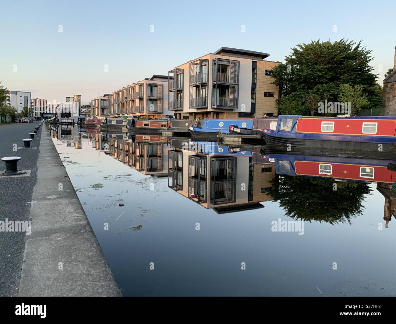 Edinburgh Canal Perspective View Stock Photo - Alamy