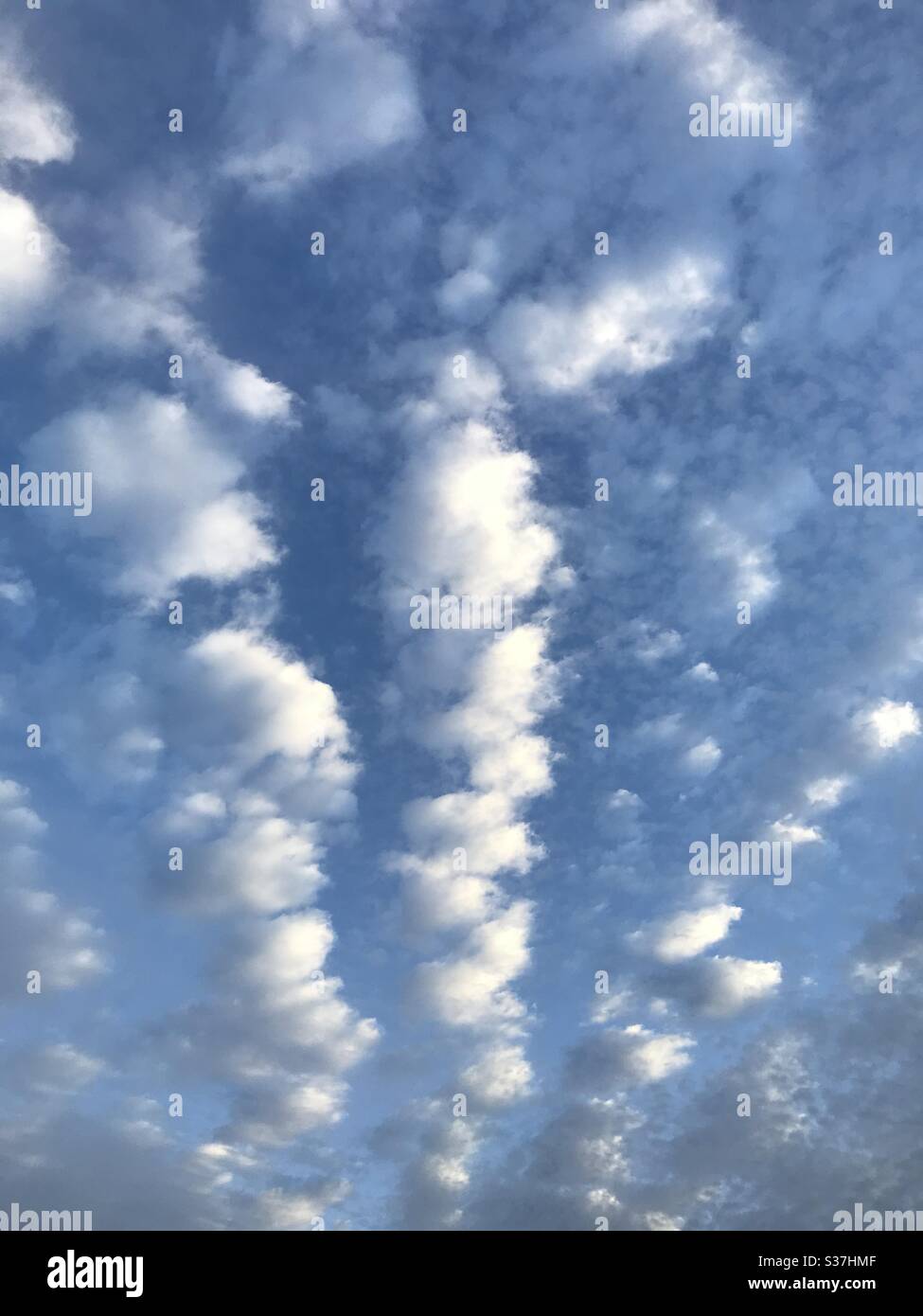 Cloud lines hi-res stock photography and images - Alamy
