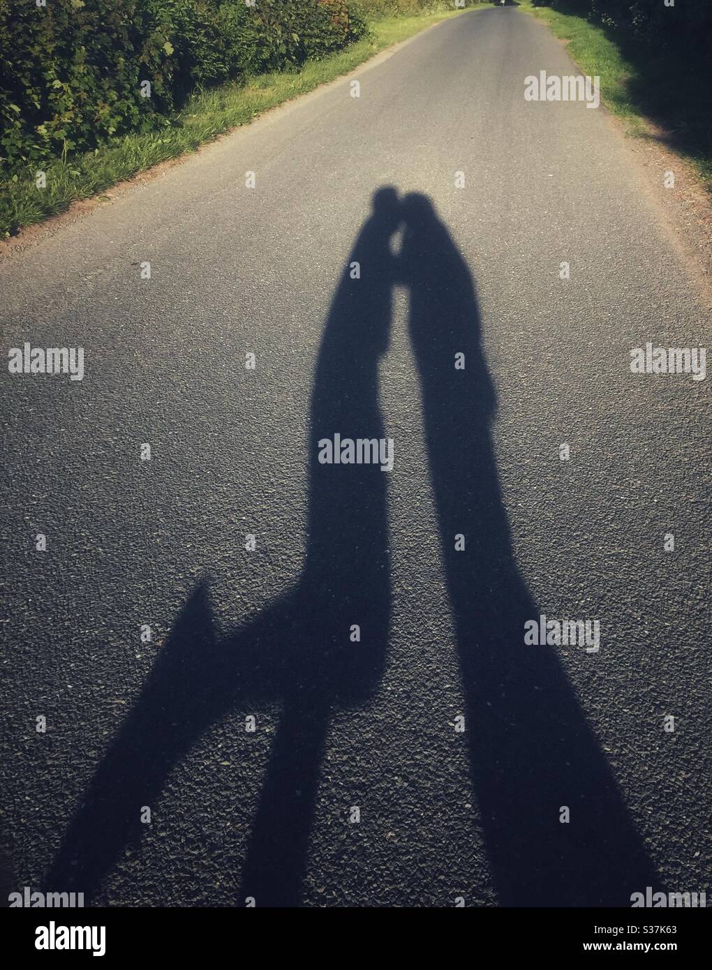 Kissing shadow hi-res stock photography and images - Alamy