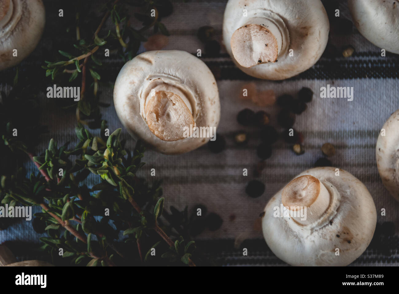 Button mushrooms hi-res stock photography and images - Alamy