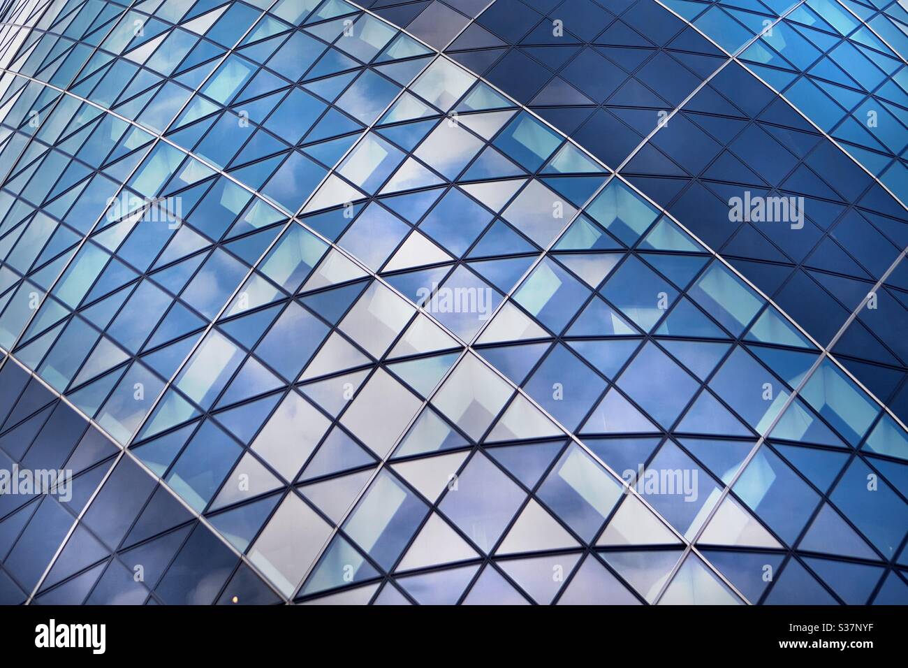 Glass building exterior hi-res stock photography and images - Alamy