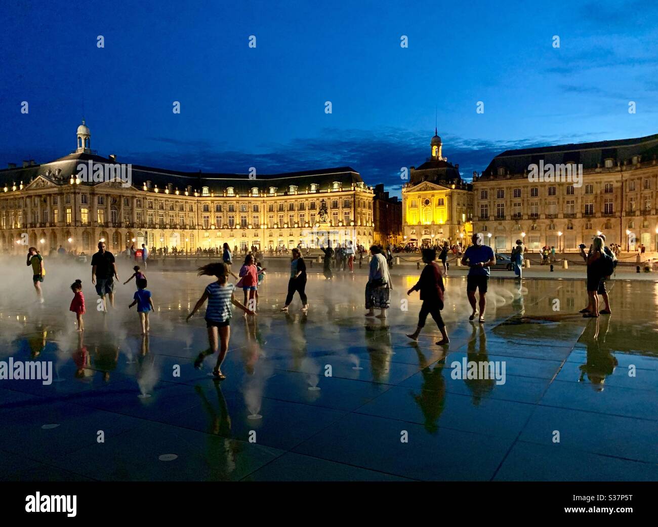 Reflecting pool france hi-res stock photography and images - Alamy