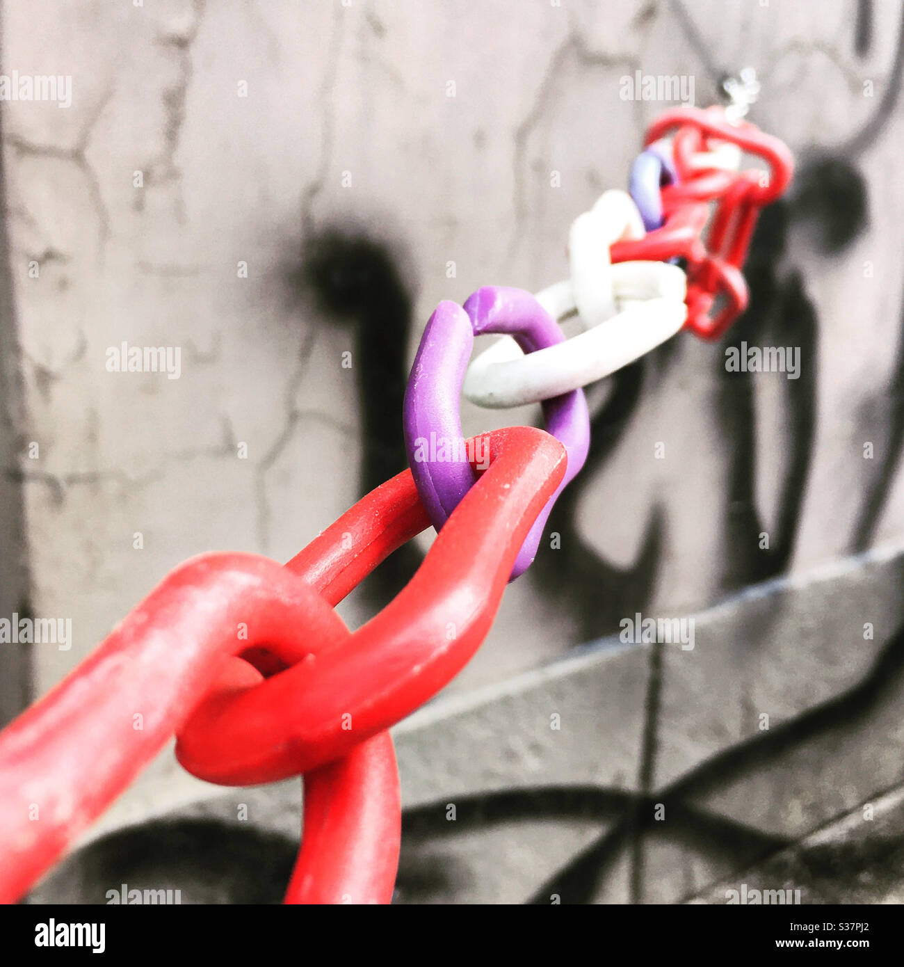 Chain lines hi-res stock photography and images - Alamy