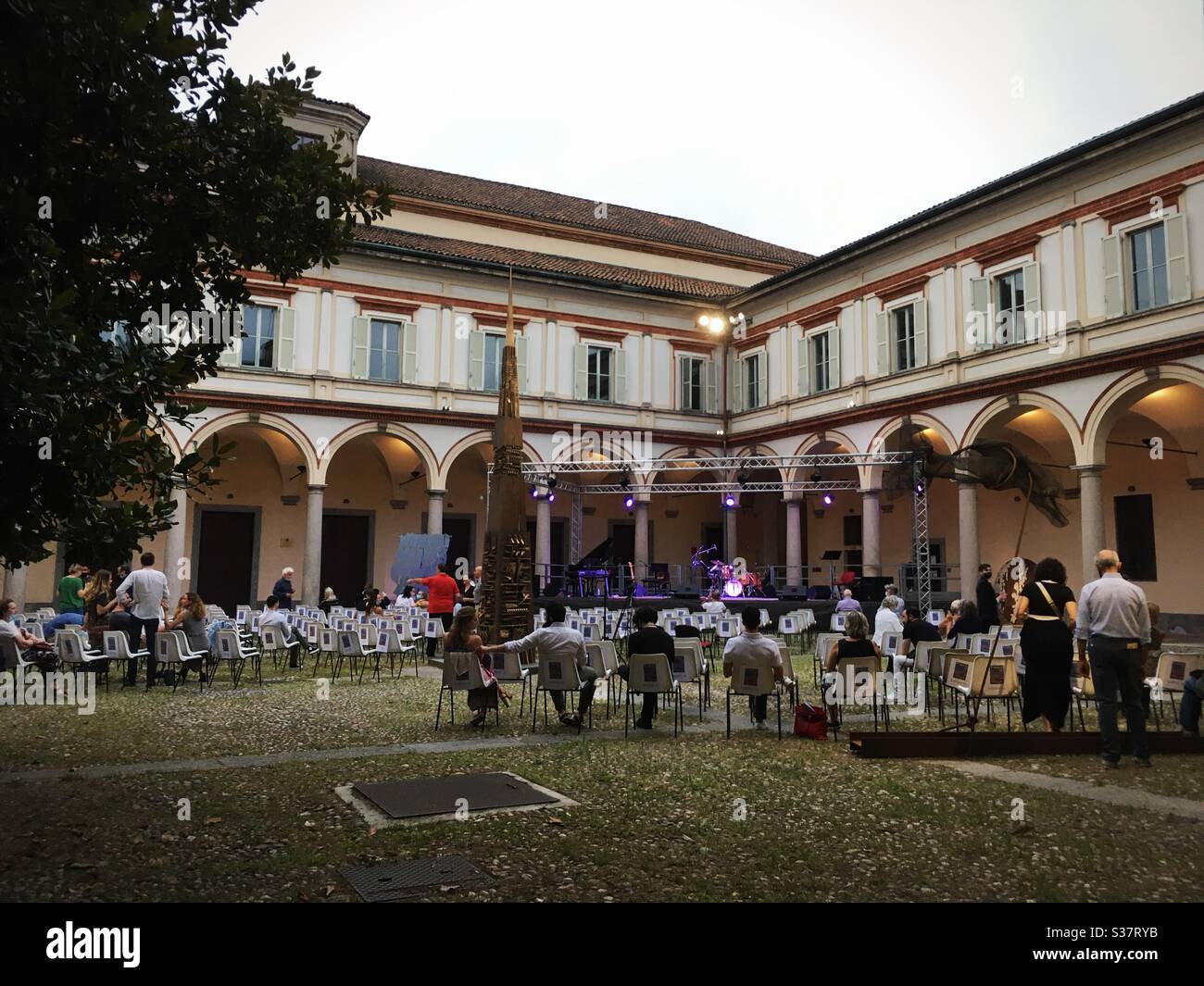 The people of milan hi-res stock photography and images - Alamy