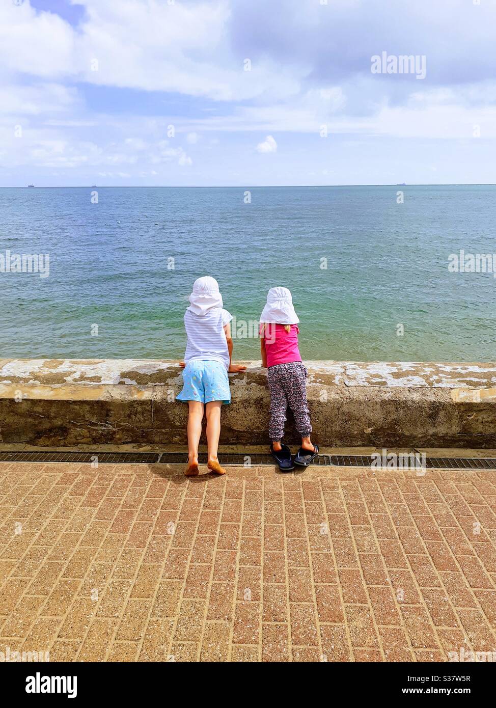 Children sea hi-res stock photography and images - Alamy