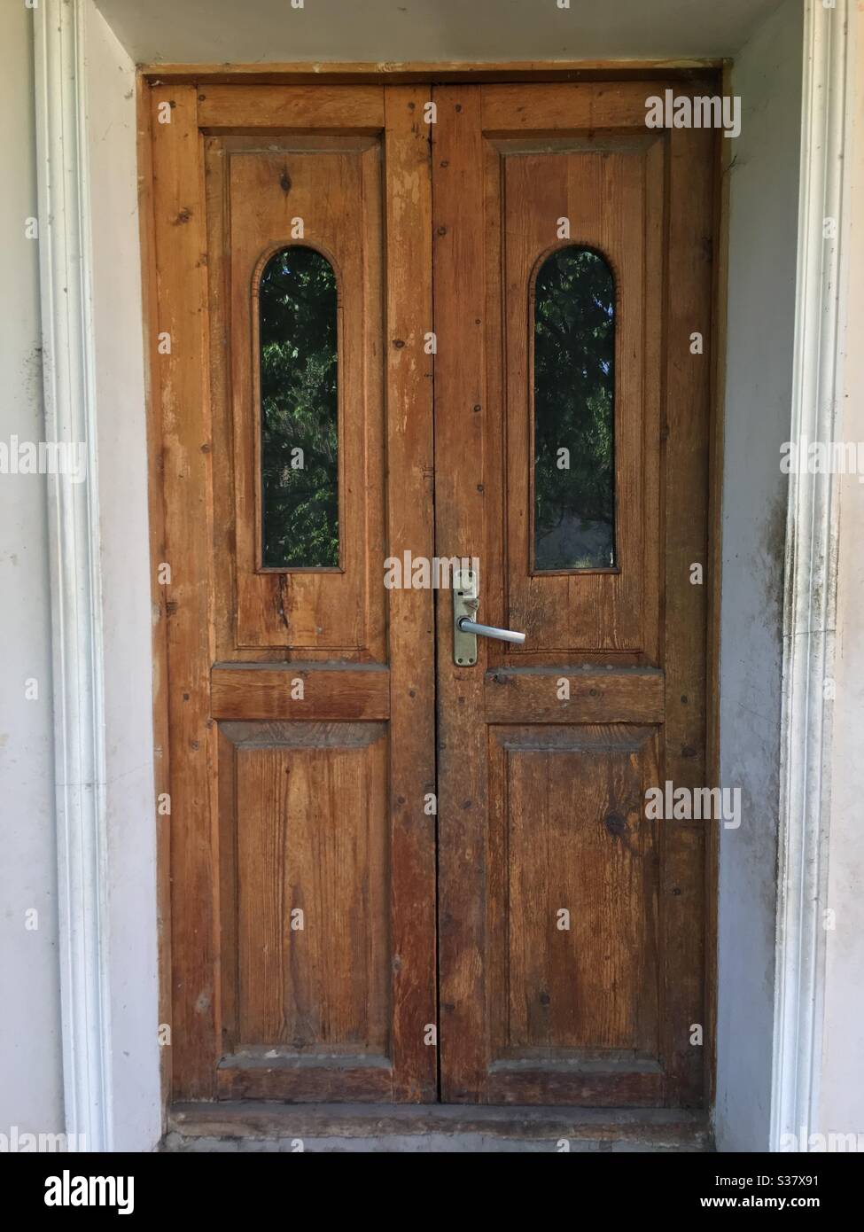A wooden door of one of Uzbek houses Stock Photo - Alamy