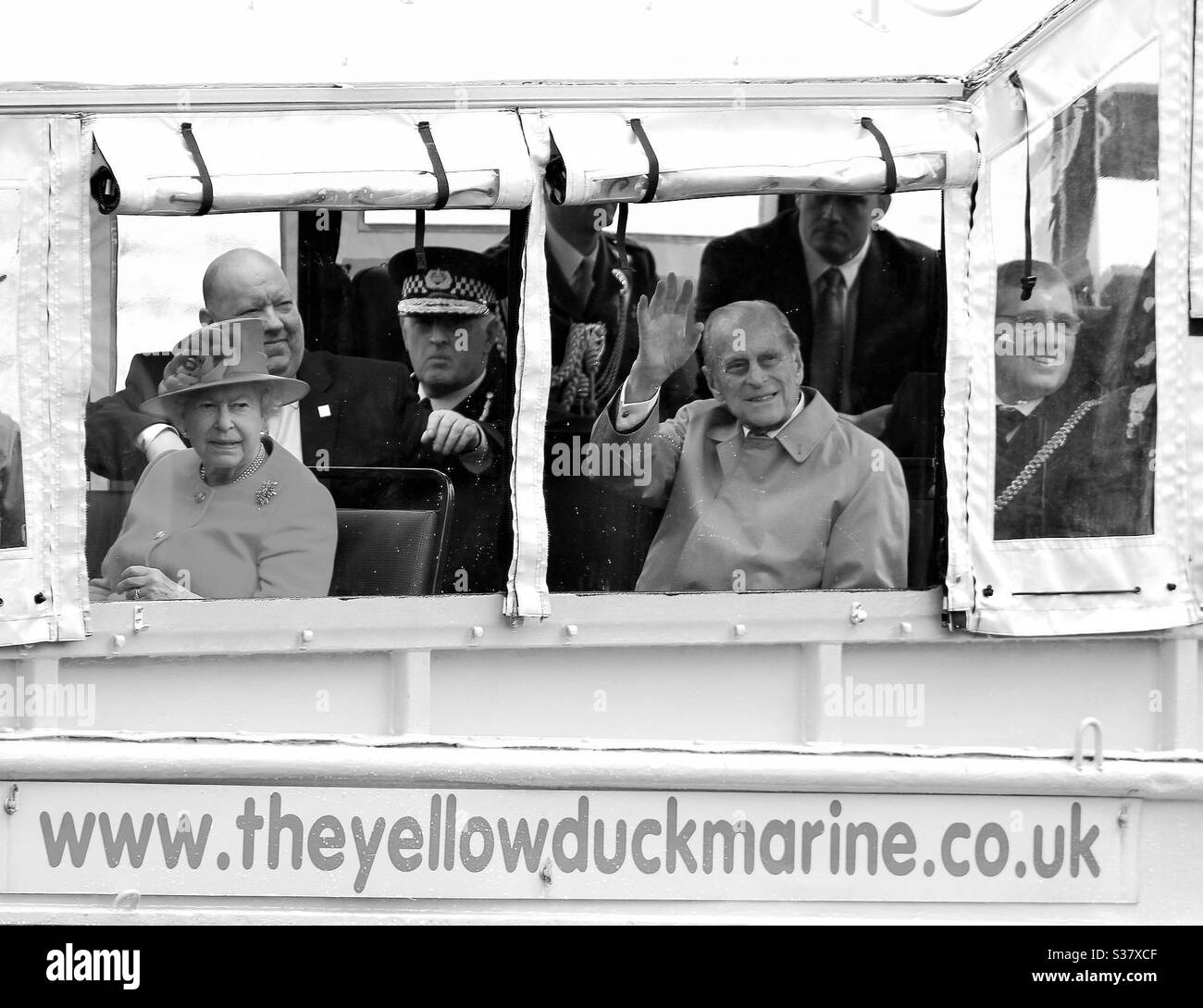 Queen Elizabeth and Prince Philip on a duck boat Stock Photo - Alamy