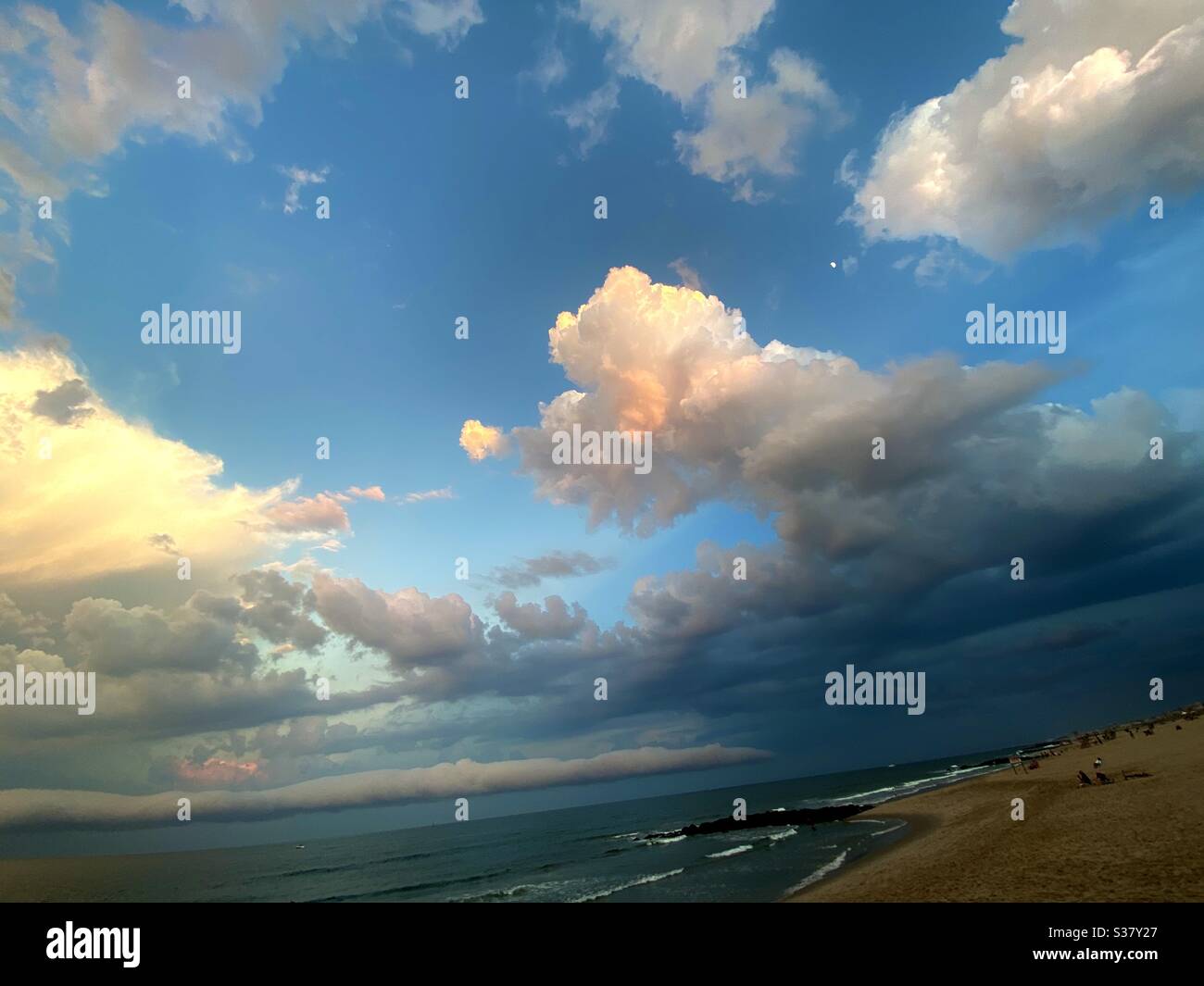 Cloud over hi-res stock photography and images - Alamy