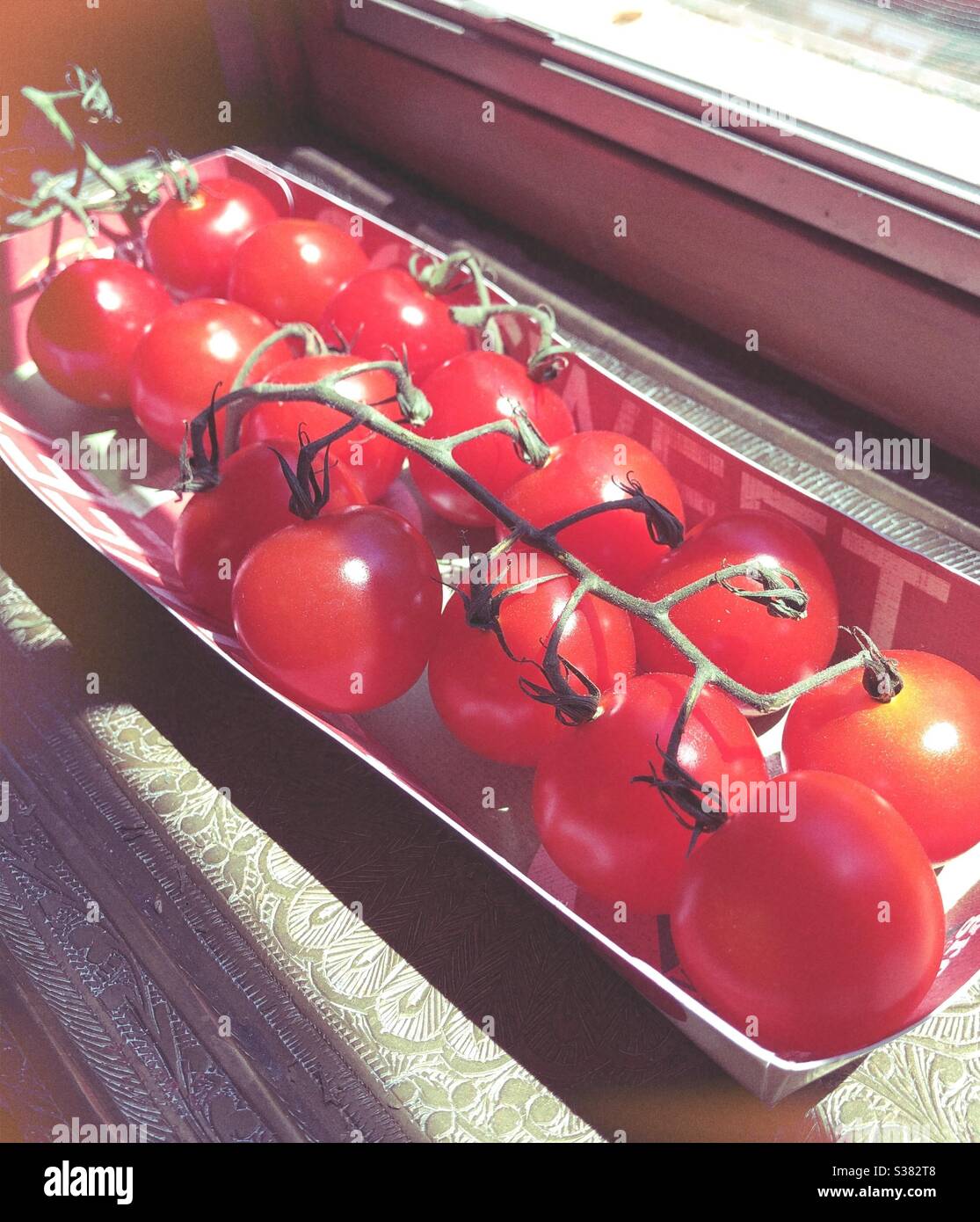 Tomatoes windowsill hi-res stock photography and images - Alamy