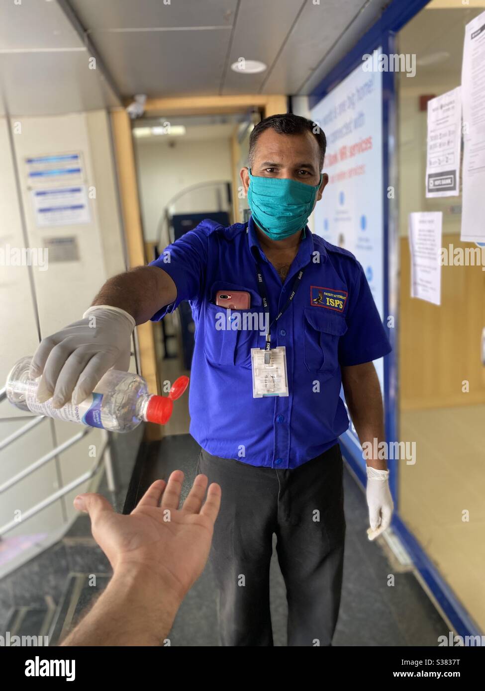 Bank security guard hi-res stock photography and images - Alamy