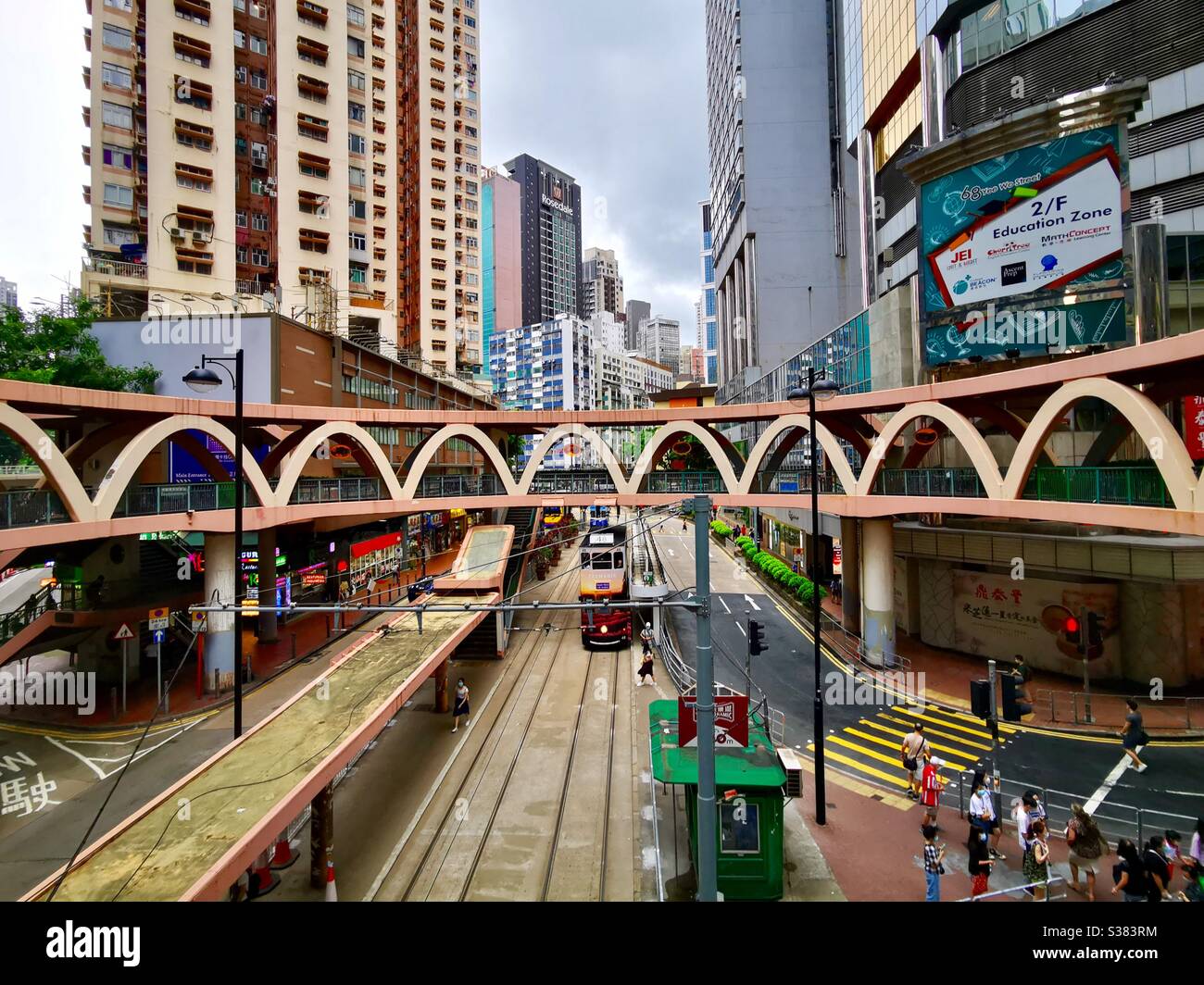The circular footbridge in Causeway Bay above Yee Wo street Stock Photo ...